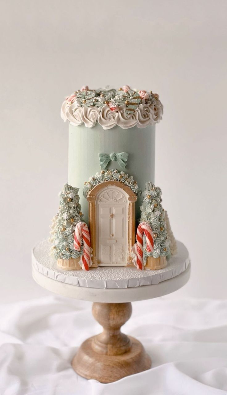 The Art of Choosing and Decorating Christmas Cakes