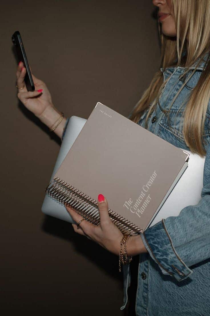 Mastering the Art of Public Vlogging: Techniques and Tips