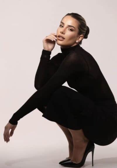 5 photography poses woman Must Try for Striking Images