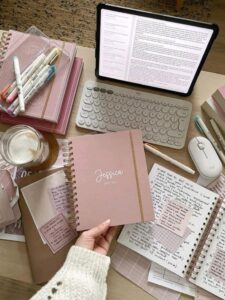How to Keep an Aesthetic Diary: Creative Self-Expression