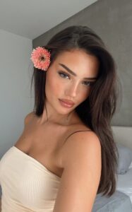 Selfie Poses: Essential Tips for Perfecting Your Photos