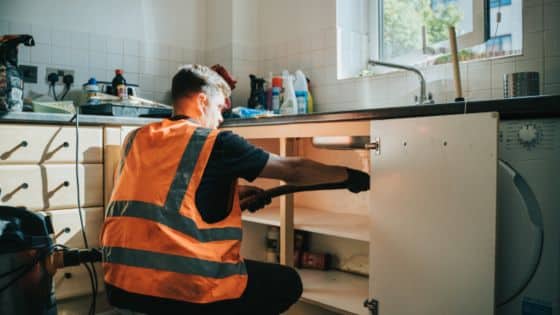 Warning Signs of a Clogged Drain: Early Indicators & Risks