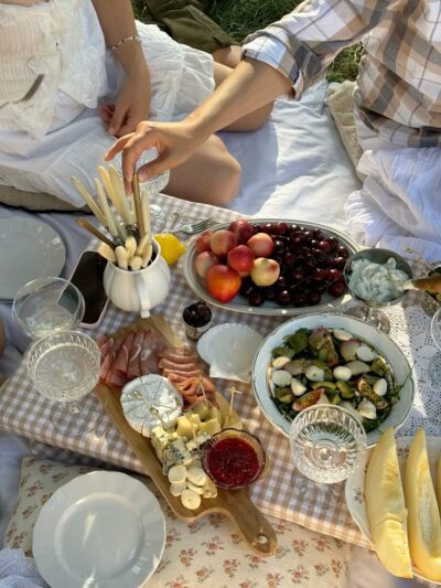 Romantic Spring Picnic Ideas: Elevate Your Outdoor Date