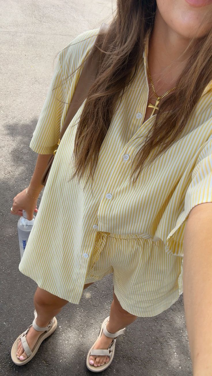 Yellow Pantone Style Outfits for Modern, Vibrant Wardrobes