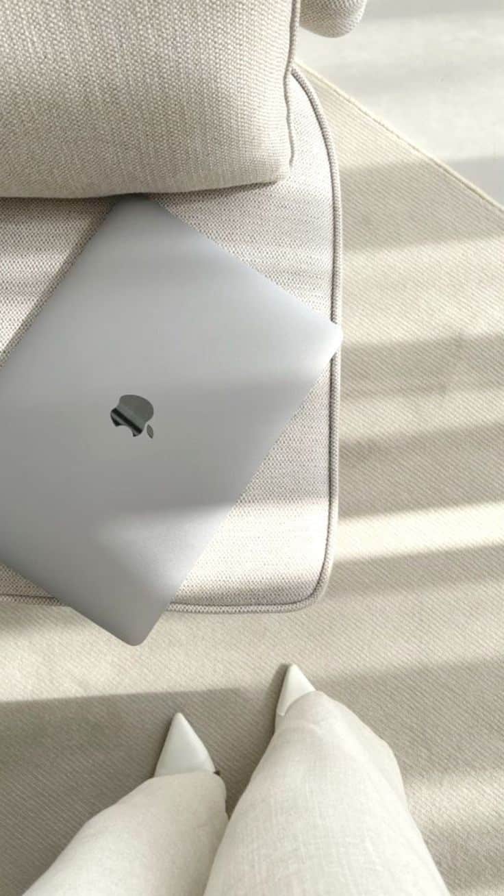 Simple Wallpapers: Enhance Your iPhone's Look & Usability