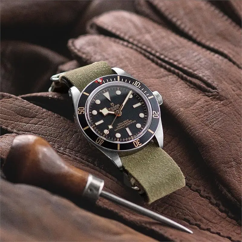 How to Style Vintage Watches (1940s–1980s) | Timeless Outfit Guide